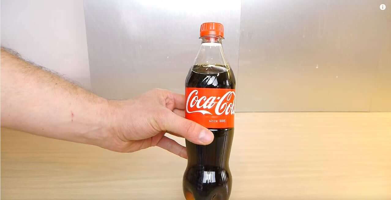 Hij doet gesmolten chocola in een fles en let op wat er dan gebeurd ...