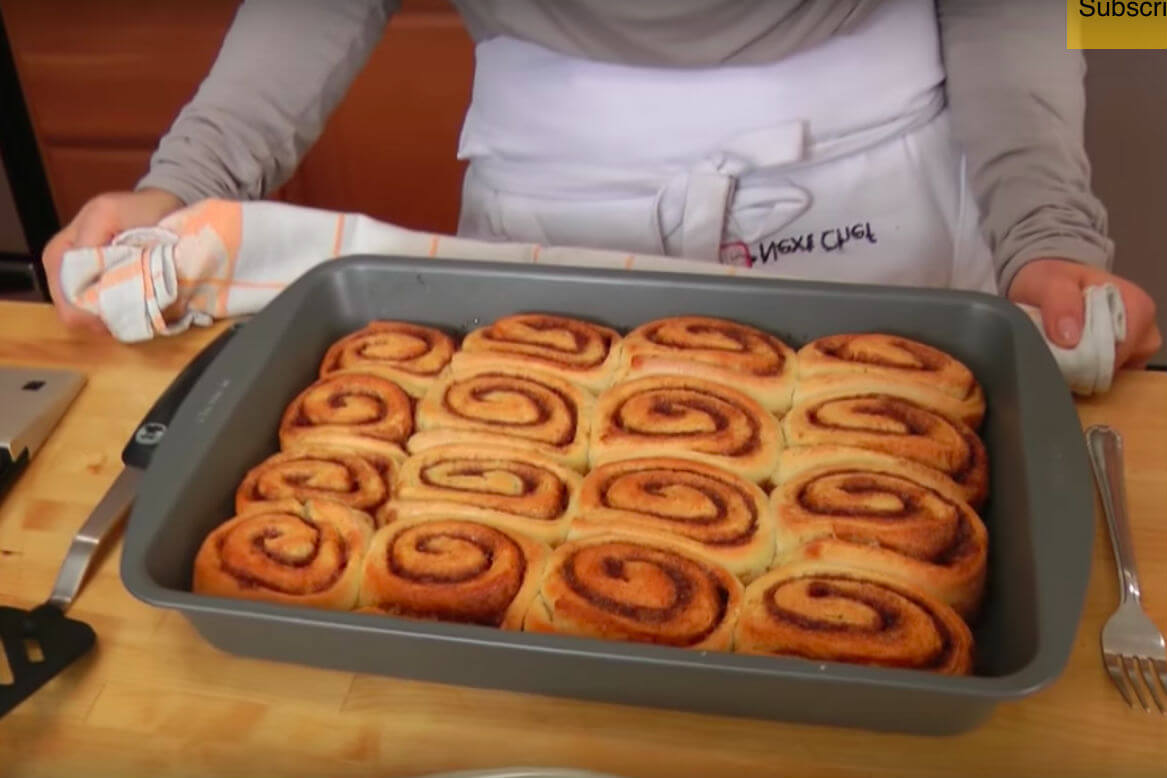 Deze verwennerij is lekker én snel klaar: kaneelrolletjes met maar 4 ...