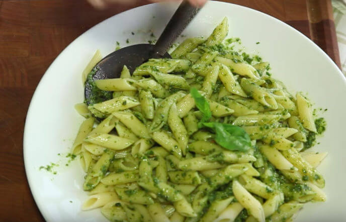 Hmm… heerlijk: Pasta met een romige saus van spinazie en arrabiata pesto Hmm… heerlijk: Pasta met een romige saus van spinazie en arrabiata pesto