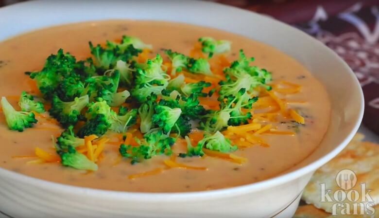 Superromige broccolisoep met cheddar en wortel, om te smullen!