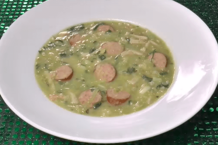 Fan van snert? Probeer dan deze Surinaamse erwtensoep eens