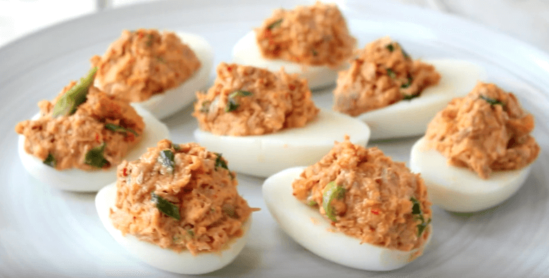 Recept: gevulde eieren met pittige tonijn