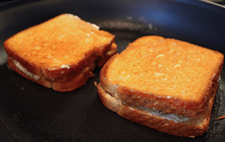 OMG: deze tosti verbergt vanbinnen een wel hele lekkere verrassing..
