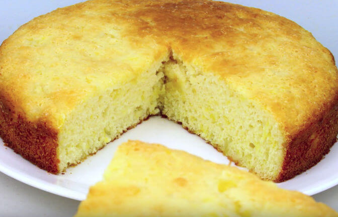 Deze zomerse en luchtige ananascake maak je met maar 3 ingrediënten!