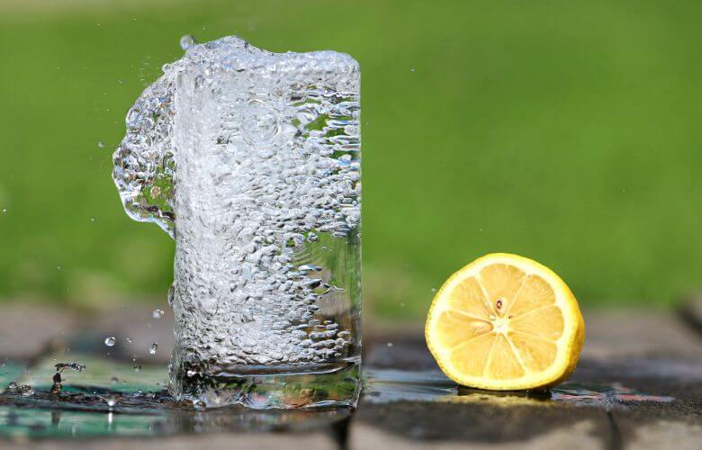Bruisend water of plat water: welke watersoort hydrateert het beste?