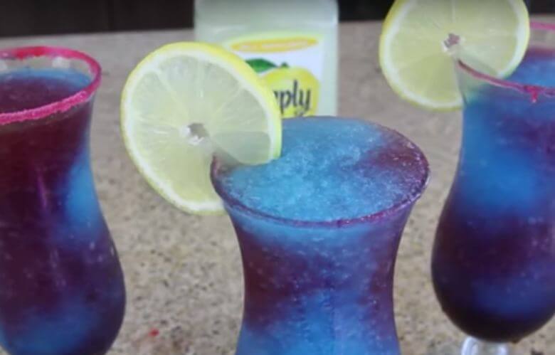 Feestje vanavond? Maak deze heerlijke Galaxy cocktail