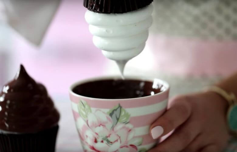 Recept: chocolade-koffie cupcakes met een zoen
