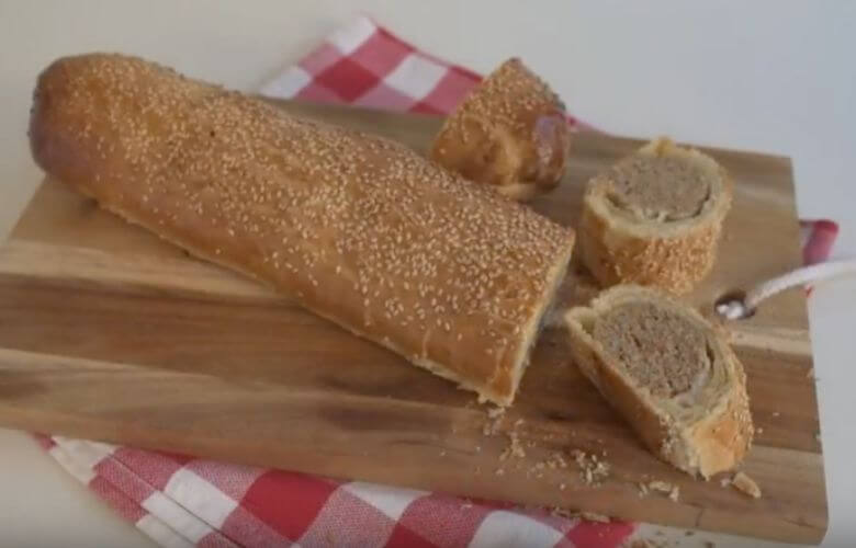 Recept: hartige banketstaaf met pittige worst