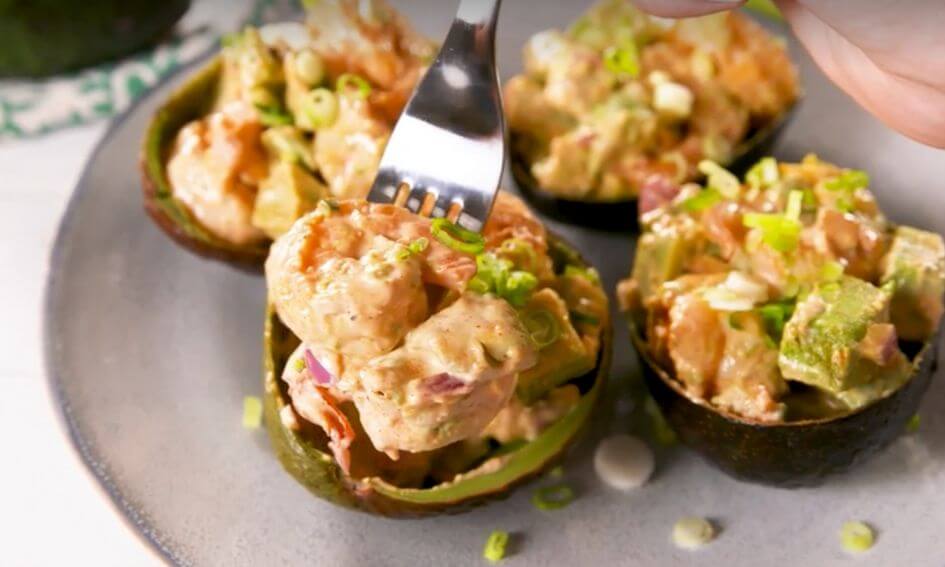 Recept: gevulde avocado’s met pittige garnalen