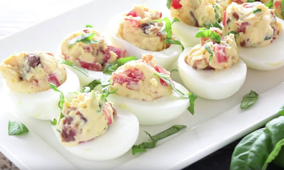 Recept: gevulde eieren met bacon, tomaat en basilicum