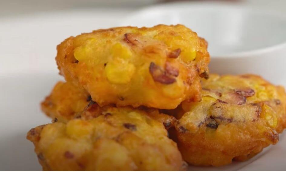 Recept: gefrituurde fritters met spekreepjes en maïs