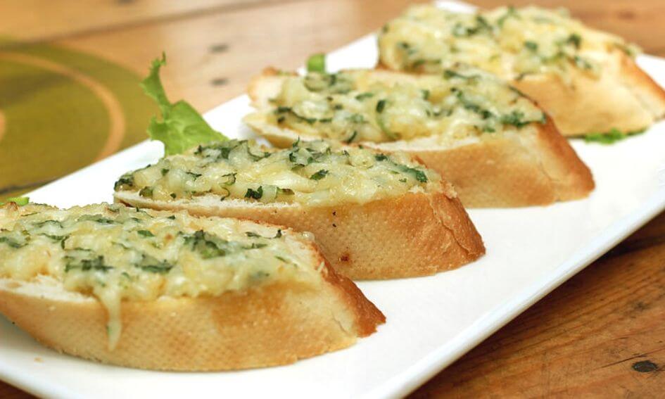 Met maar vier ingrediënten maak jij dit hemelse knoflookbrood!