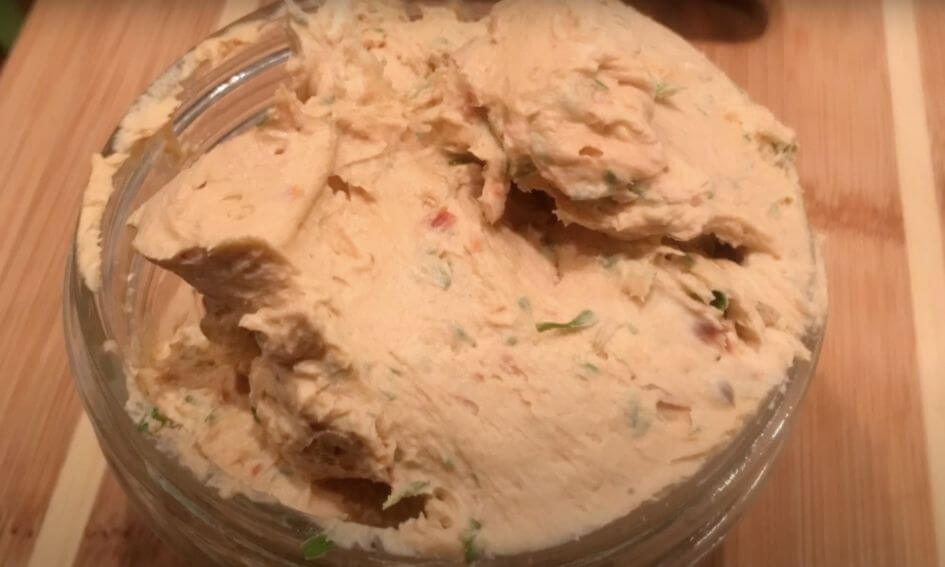 Recept: heerlijke roomkaas met spekjes en zongedroogde tomaten
