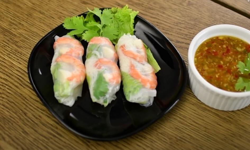 Recept: Vietnameses spring rolls met gamba’s en pittige saus