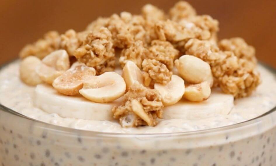 Recept: pindakaas-banaan chiazaadpudding met lekkere crunch