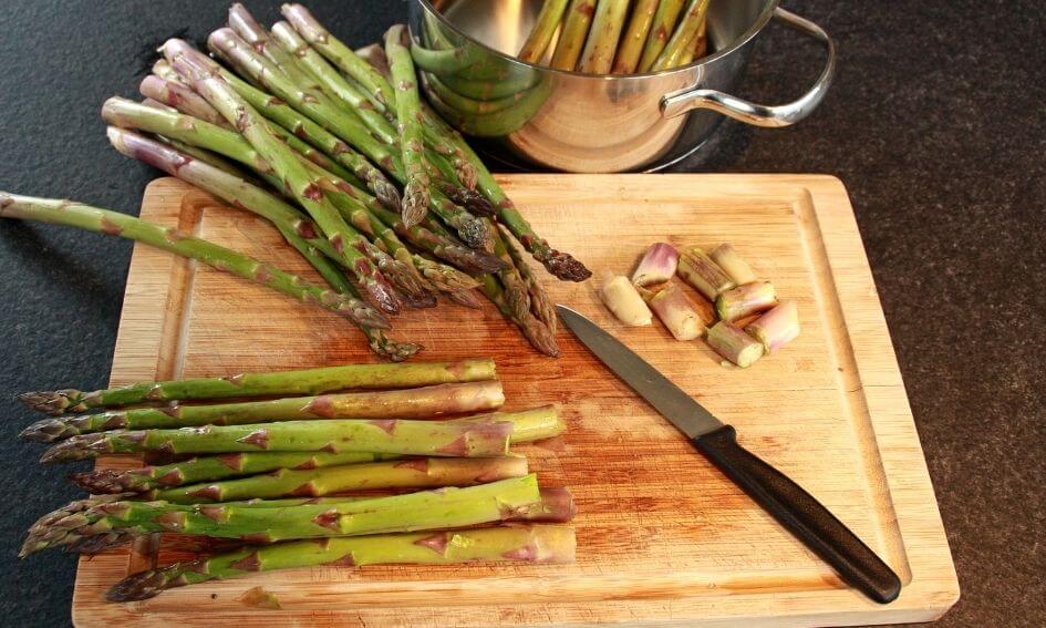 Recept: groene asperges met een heerlijk basilicumsausje