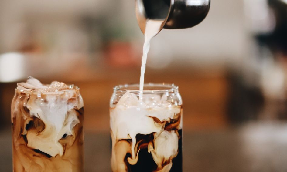 Recept: zo maak je zelf eenvoudig een ijskoude vanille latte