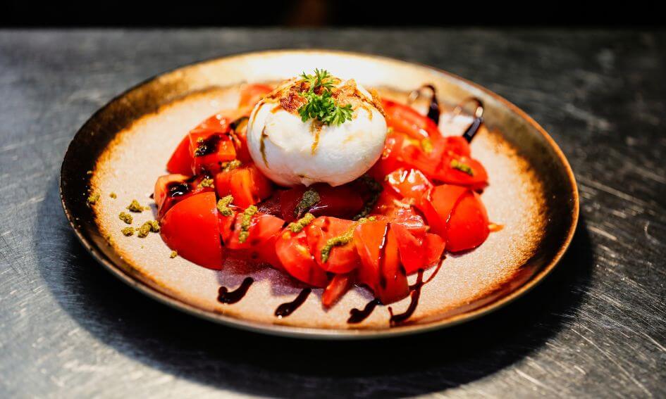 Recept: burrata bowl met mortadella, pistachepesto en tomaat