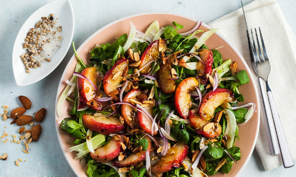 Handig: zo pel je heel makkelijk een perzik