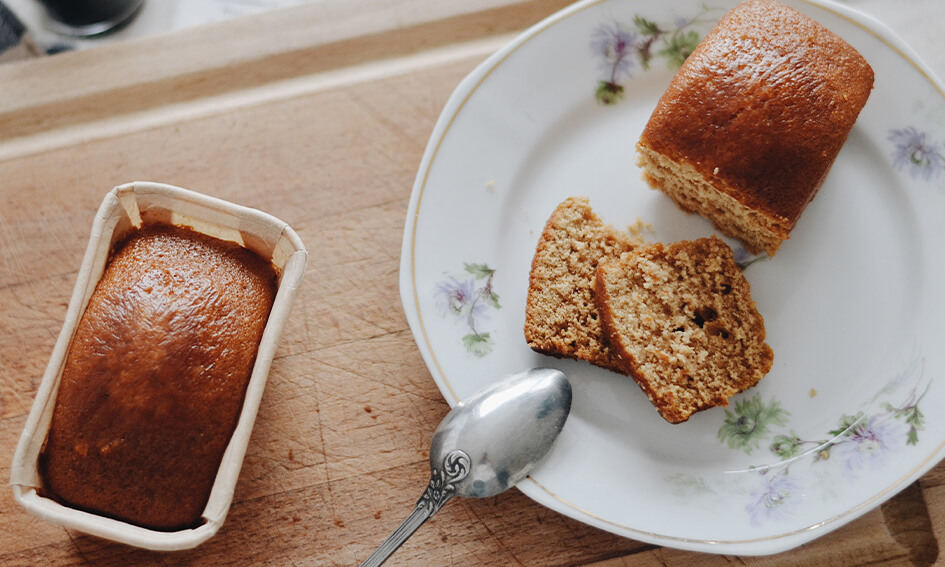 Recept: kruidige vegan pompoen koffiecake met pecan-streusel