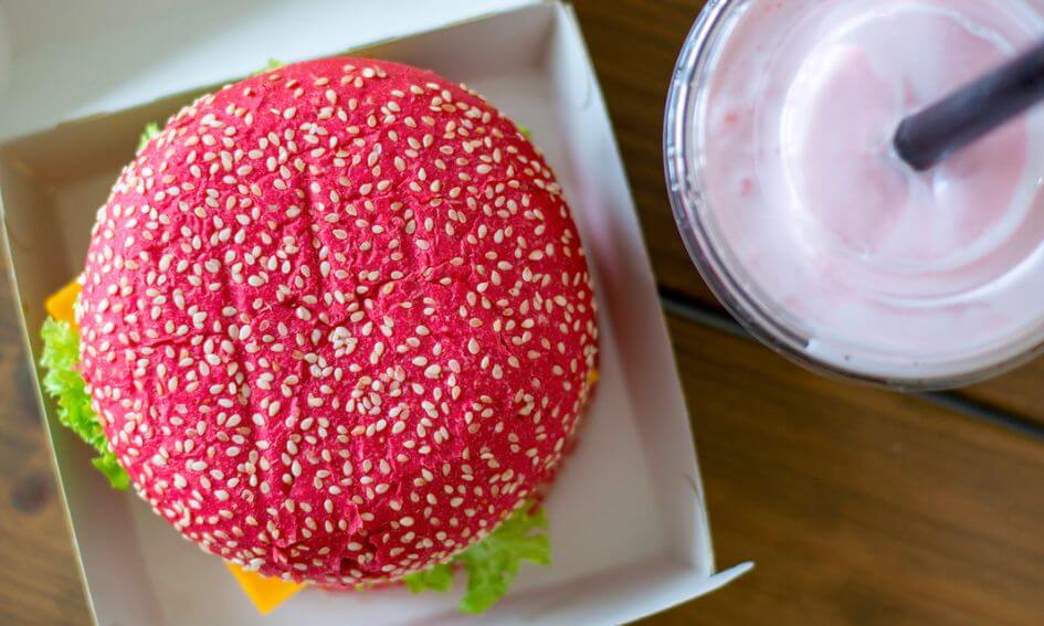 Gekleurde hamburgerbroodjes: zo maak je ze