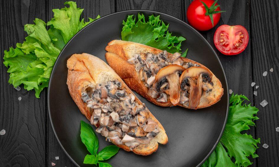 Simpel recept voor romige champignontoast met knoflook