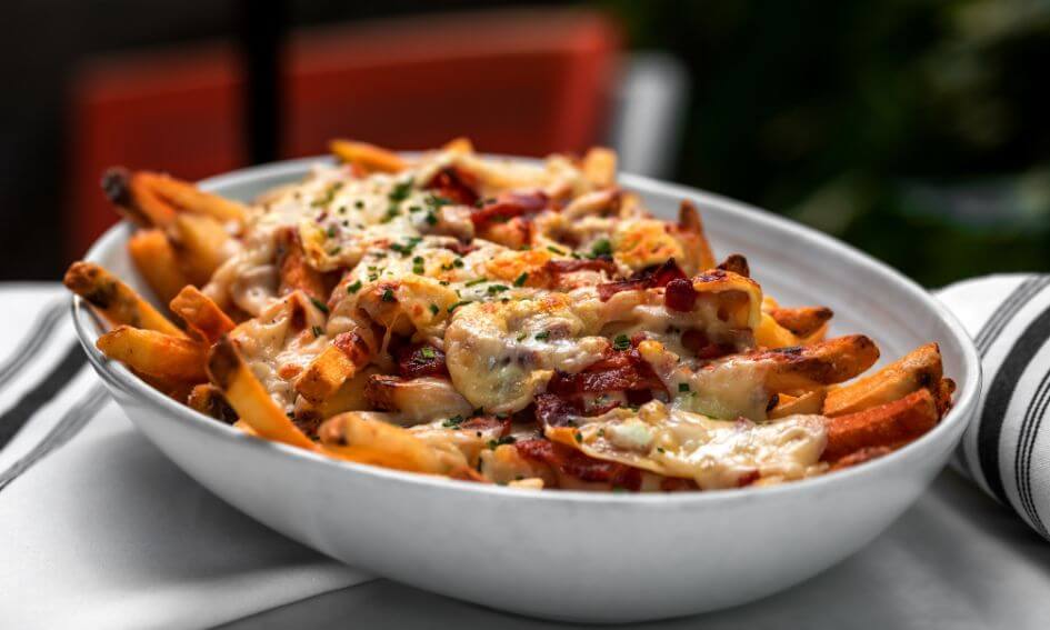 Verrukkelijk recept: nacho loaded fries met smeuïge kaassaus