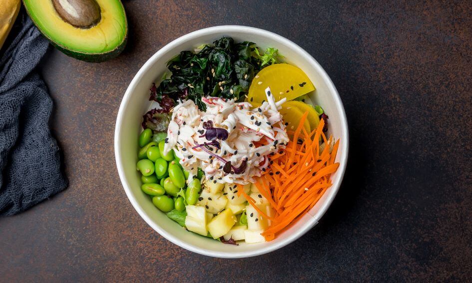 Recept: Crunchy California poké bowl