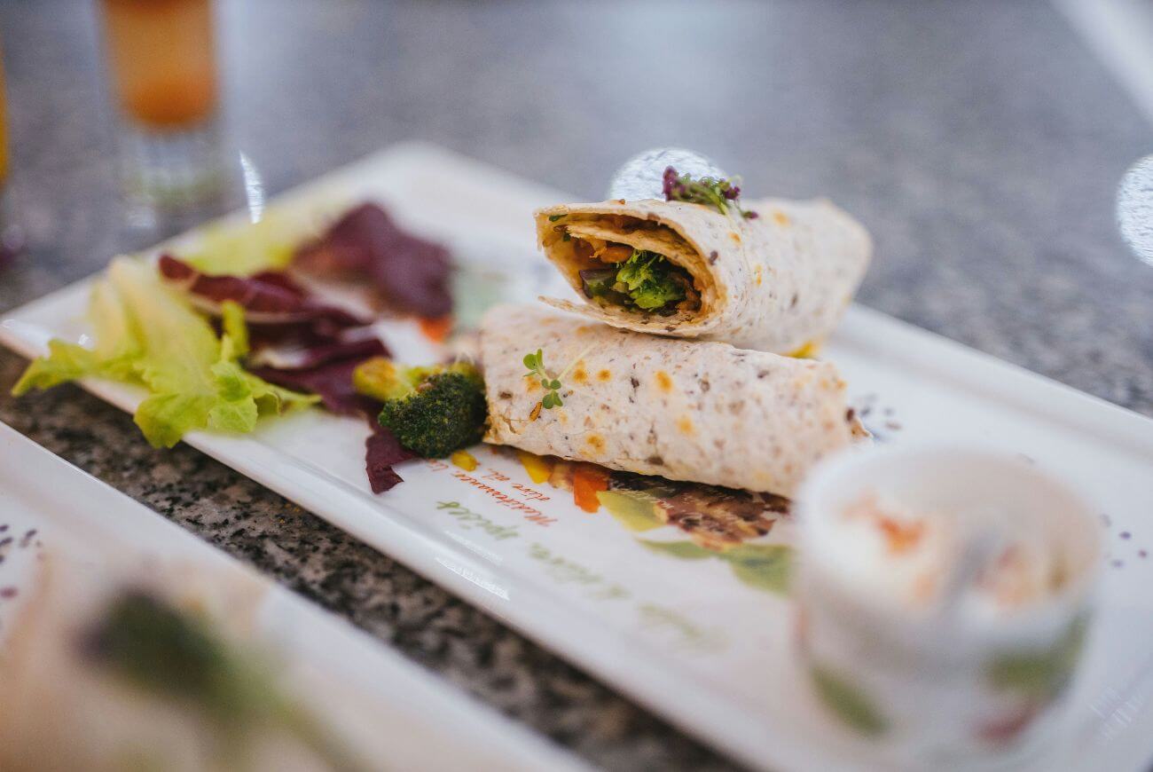 Frisse vegetarische wraps met avocado en mango